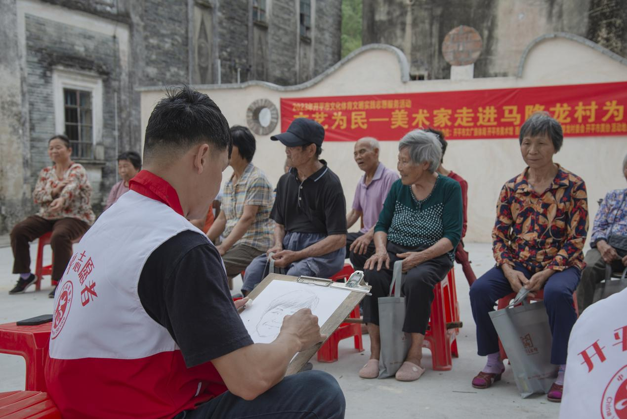 文明实践志愿服务 | 百合镇马降龙村联合多部门开展“文艺为民——美术家走进马降龙村为乡亲画像”文化体育文明实践主题活动