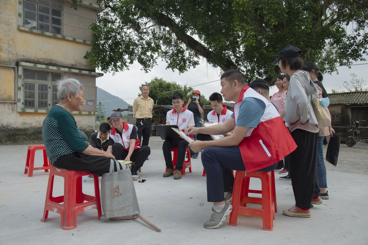 文明实践志愿服务 | 百合镇马降龙村联合多部门开展“文艺为民——美术家走进马降龙村为乡亲画像”文化体育文明实践主题活动