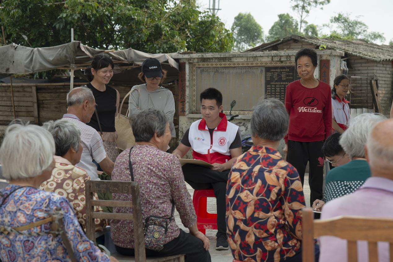 文明实践志愿服务 | 百合镇马降龙村联合多部门开展“文艺为民——美术家走进马降龙村为乡亲画像”文化体育文明实践主题活动