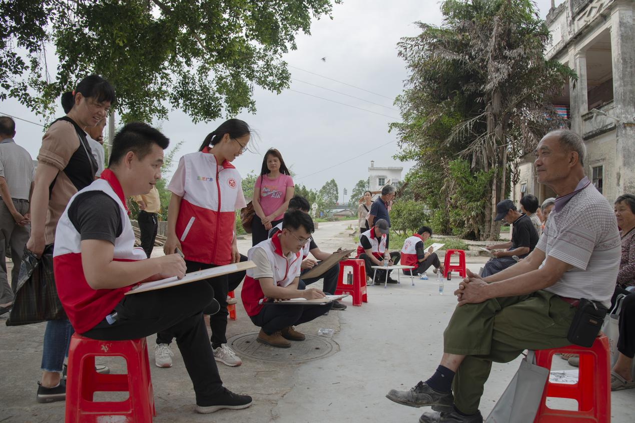 文明实践志愿服务 | 百合镇马降龙村联合多部门开展“文艺为民——美术家走进马降龙村为乡亲画像”文化体育文明实践主题活动